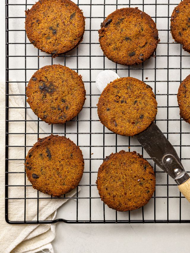 Healthy Almond Pulp Cookies with Dates (3-Ingredient Recipe) | Foodaciously