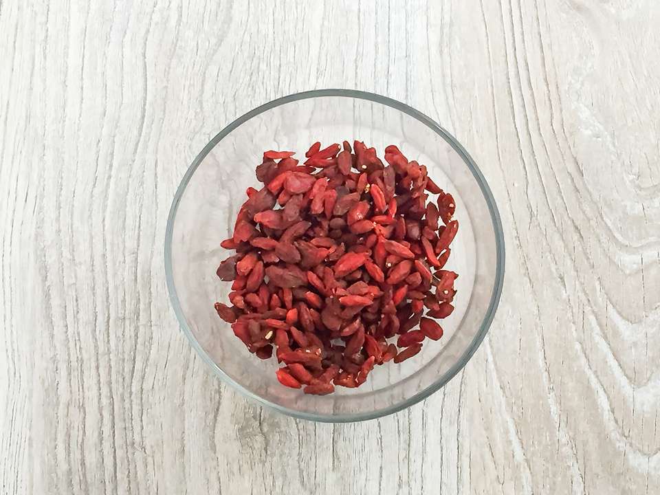 Banana Almond Milk Smoothie with Immune Boosting Goji Berry | Foodaciously