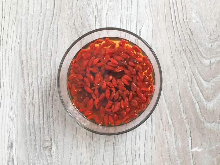 Banana Almond Milk Smoothie with Immune Boosting Goji Berry | Foodaciously